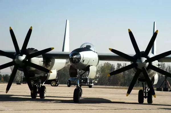 له لاسه ورکونکي هارډرونه. الوتکې P-73 او XF-11.