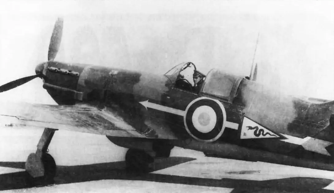 Francuski D.520 u LA trgu zarobili su Amerikanci. Crveni i žuti kamioni širine širine su oslikani