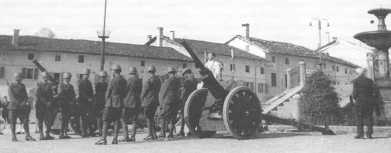 Feierlicher Anbetungsdienst, bevor Sie den 201st motorisierten Artpolka an die östliche Front senden. Finazzer E., Riccio R.a. Italienische Artillerie von WWII. Stratus, 2015.