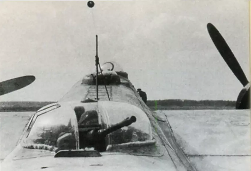 A védelmi berendezés a „B-2” egy 13 mm-es géppuska MG-131, a hátsó látható, hogy egy védekező telepítése a típusú „B-1” távirányítású két géppuska Mg-131