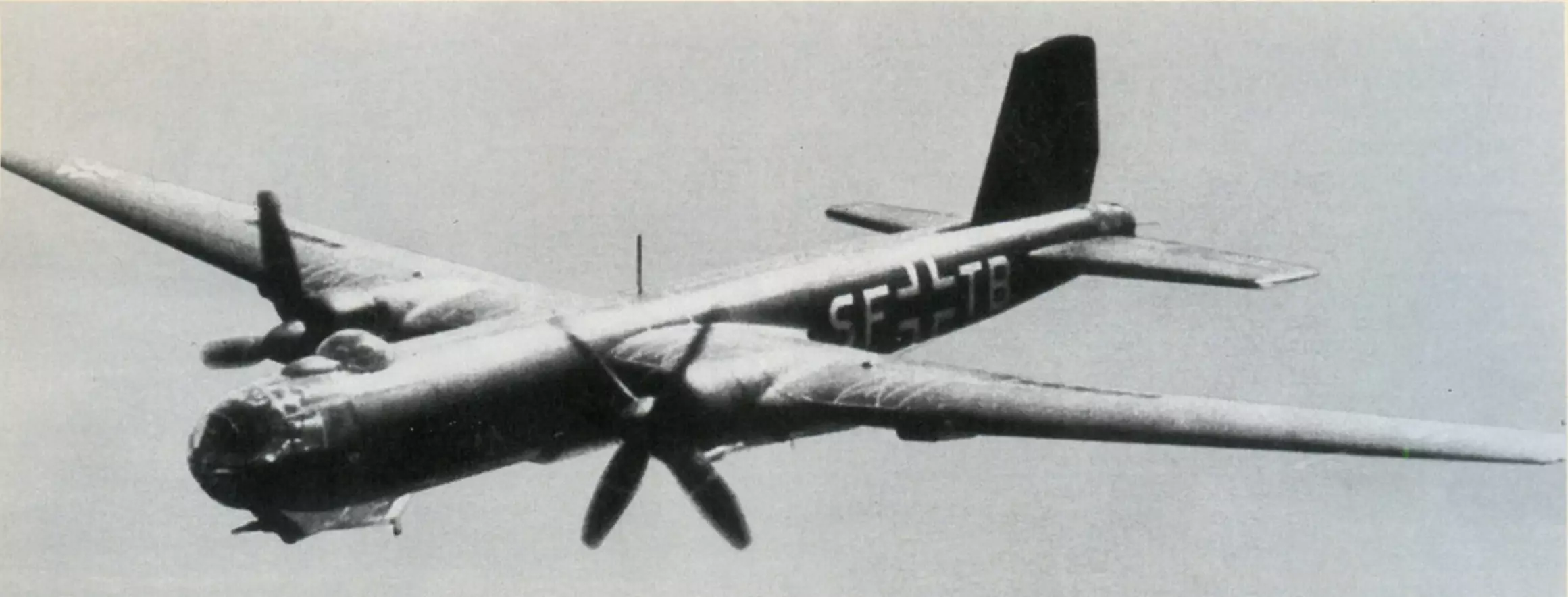 Prototîpa heftan He-177 V7 di dema yek ji firînên testê de. Sêwiranên Heinkel Far Bomber Ew 177 mesrefek pir girîng, hêz û nervê lêçûn