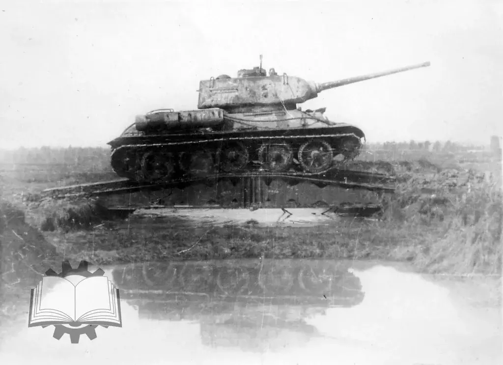 Pasu T-34-85 kun D-5T per transiro