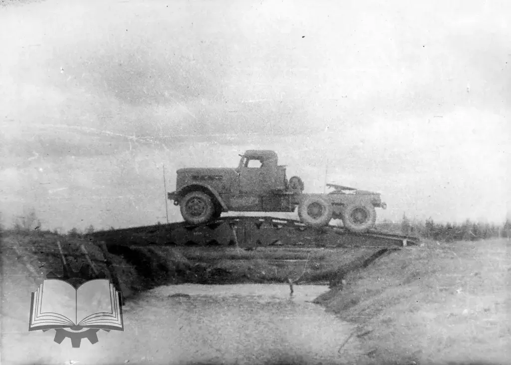 Controllo dell'uso di un ponte per la tecnologia a ruote. Sul ponte c'è un camion Tank Reo 28xs