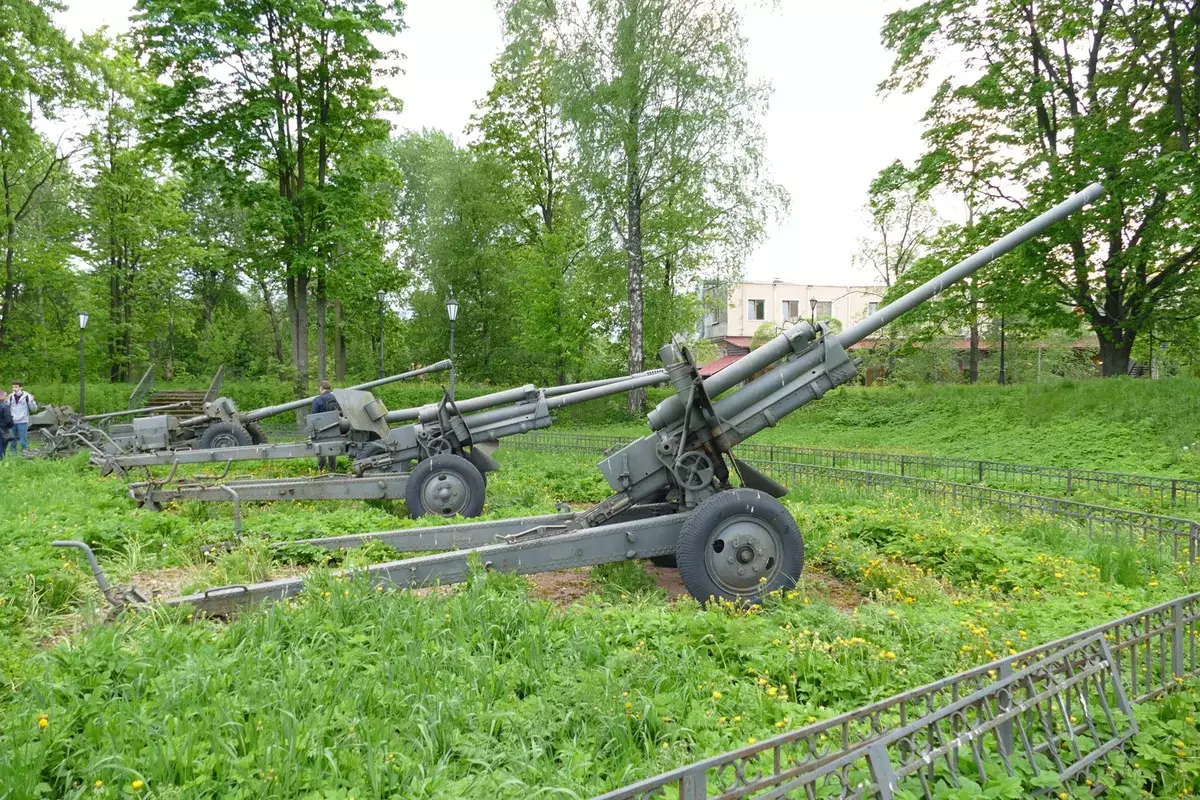 85 mm Division Gun F-28 UDL (F-7), onye isi ụgbọ mmiri F-30