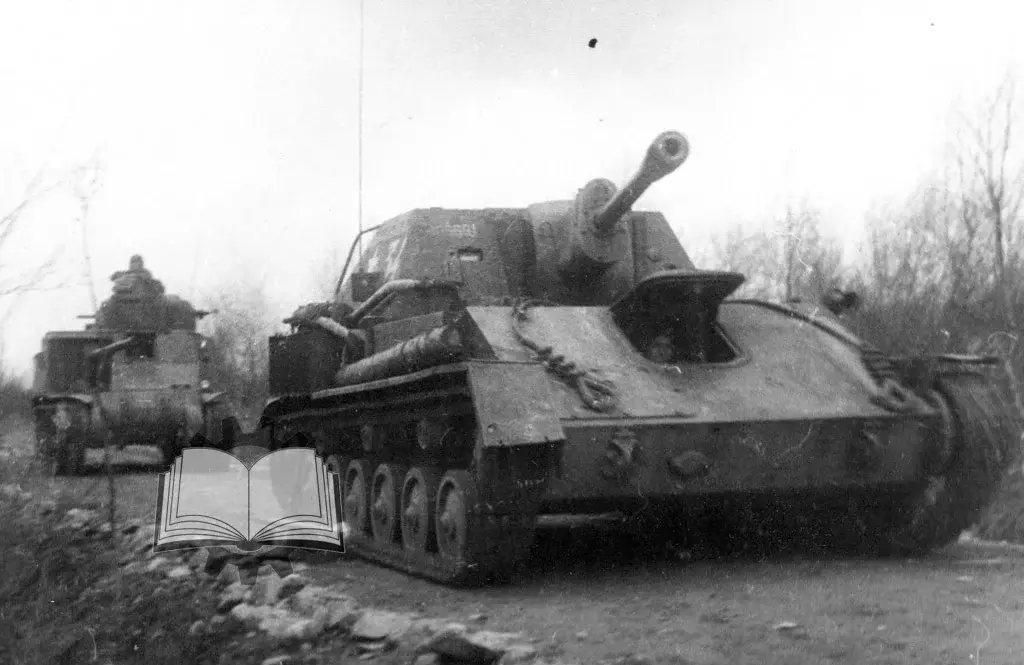 SU-76M na M3C mbele, katika kuanguka kwa 1944. Magari hayo yote sasa yanaheshimiwa na epithets tofauti, mara nyingi haifai