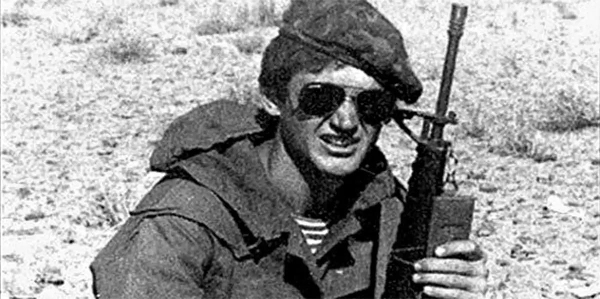 Alexander Suolessky, Schlachtmitglied für Karre, mit einem Trophäengewehr M16