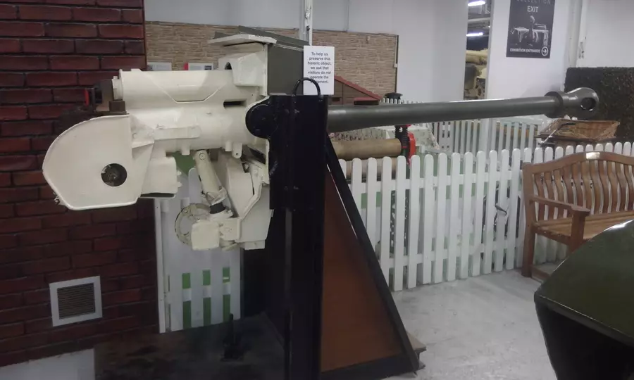 Installation du pistolet 75 mm QF, Collection d'un musée de réservoir à Bovington