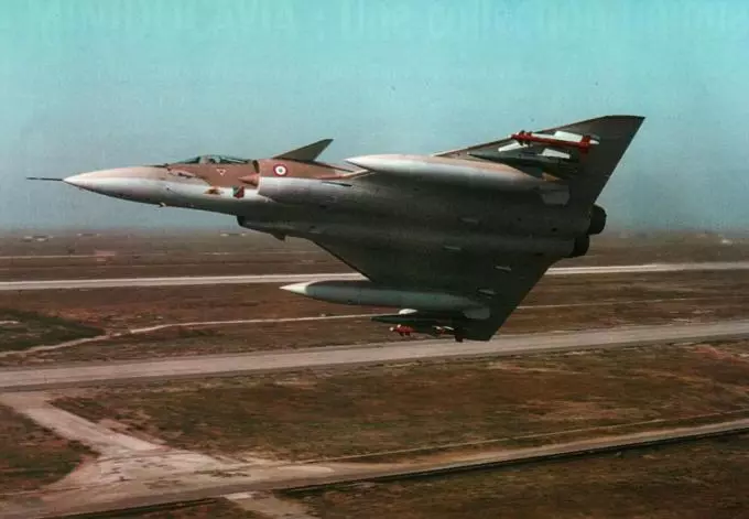 Mirage 4000 Flies li ser çavkaniya şokê: Du PTB 2500 lître di binê milê balafirê de tê rawestandin