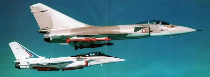 Di sala 1987-an de, Mirage 4000 û balafirek şer a nû ya Rafale A. Balafirek mîna hev bû, cûdahiyên di sêwirana hewayê û di kabîneyê de bûn, li Dassault hatin pêşkêş kirin.