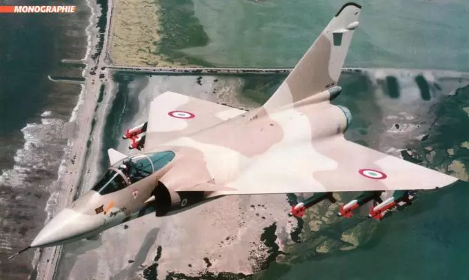 Mirage 4000 li ser Camargue (Camargue). Di sala 1987-an de, camouflage hate sepandin da ku xerîdarên biyanî li ser Mirage 4000 bikişîne