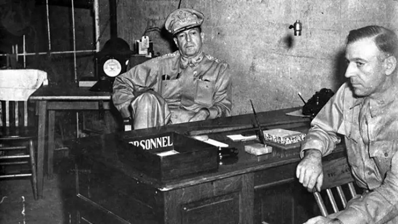 Douglas MacArthur en Richard Sutherland