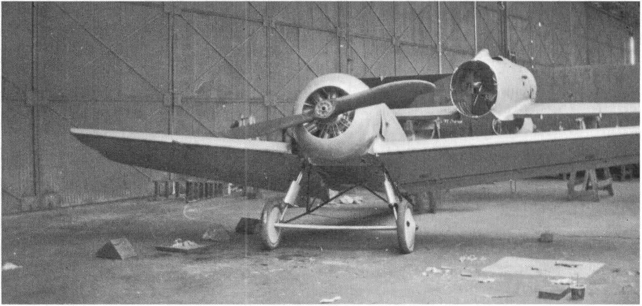 La această imagine, cel de-al doilea prototip S-2 prezintă un unghi crescut de consolele transversale V Wing. În fundal, partea frontală a primului prototip S-1; Cricvewood (S. T. A. Richards)