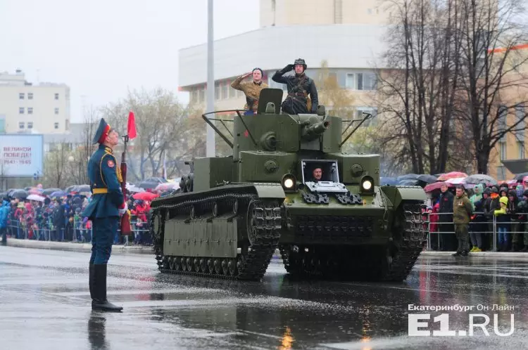 Pobjednička parada. Top Pyshma 9. maja 2015. Fotografija.