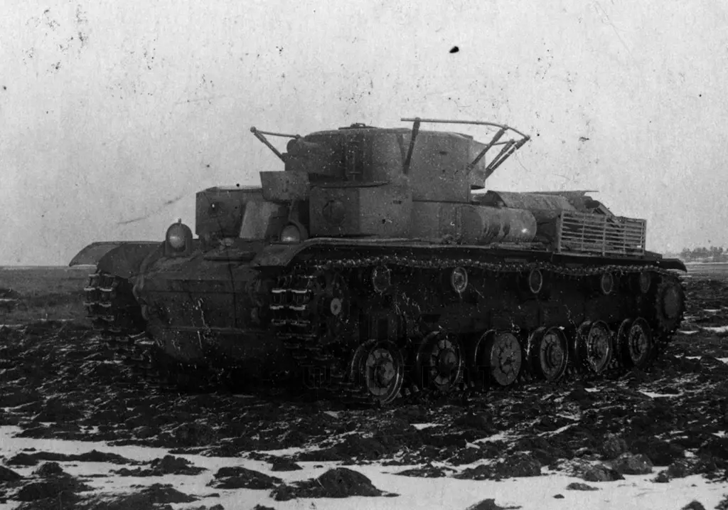 Este T-28 foi usado como un laboratorio de proba para probas de suspensión para un tanque pesado do QMS