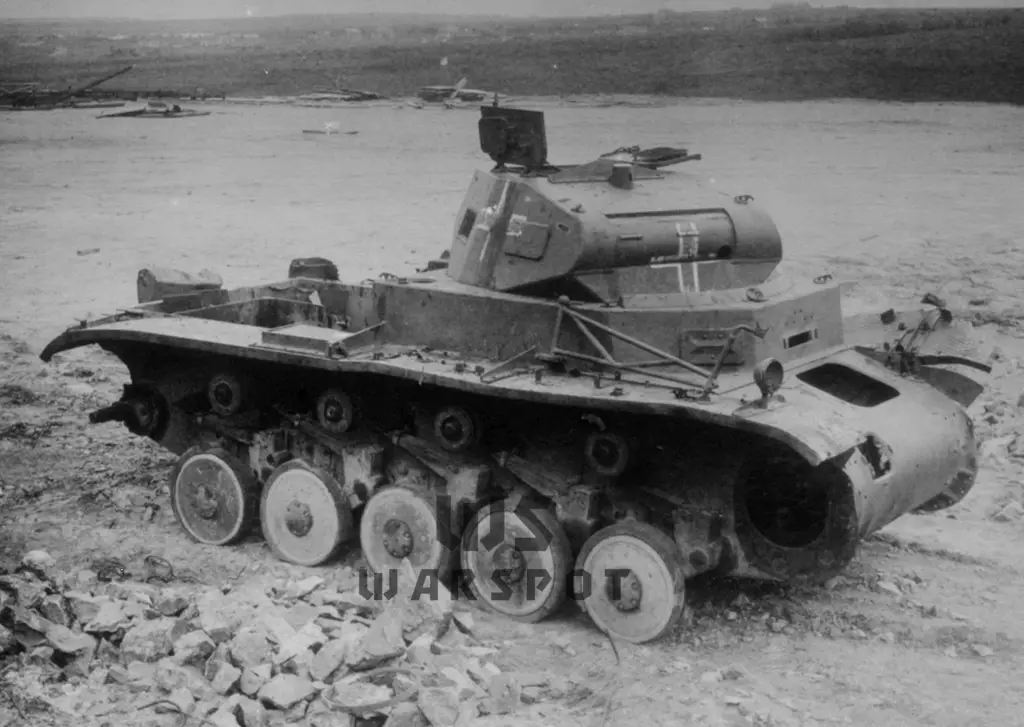 די זעלבע PZ.KPFW.II, וואָס איז געווען פייערד אין 1940 דורך nii -48. לויט דעם באַריכט, דער פאנצער איז כאָומאַדזשיניאַס, די ברעט שפּאַלטן אַוועק אין די גיכקייַט פון די פּראַדזשעקטאַל 360 עם / s