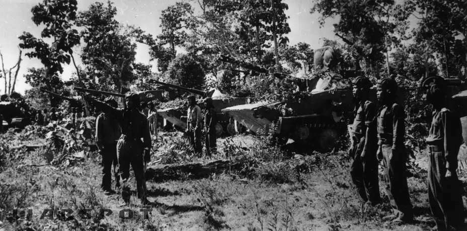 PT-76B saka tentara Vietnam. Bedhil mesin dshkm ing atap menara dipasang ing mesin