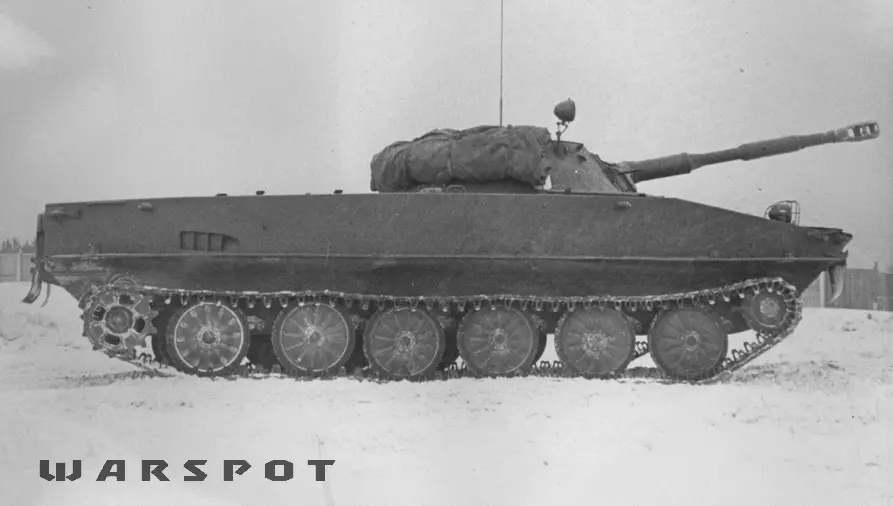 PT-76B ar brofion yn 38 Sefydliad Ymchwil MO, KUBINKA