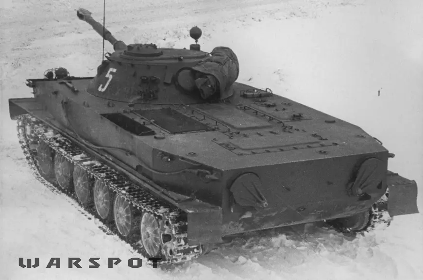 Küba'da PT-76B (5. prototip). Arabada, artmış yer değiştirme konutu