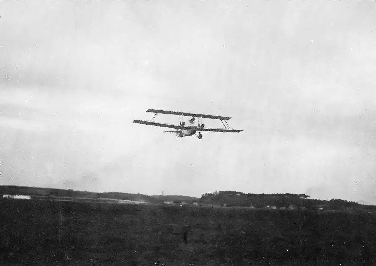 Rijedak snimak letećeg bombardiranja ca.90; Slika se postiže ubrzo nakon polijetanja. Na nebu, mali trag tamnog dima koji se proteže od motora, koji mogu biti povezani s ponovnim upisivanjem smjese goriva