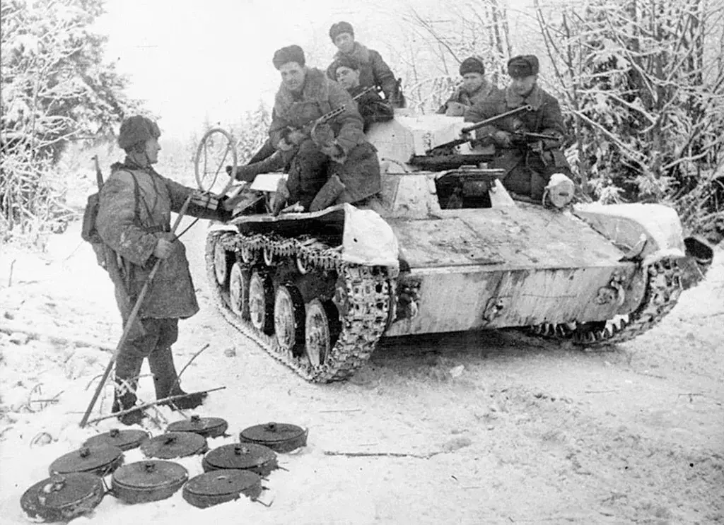 Ee vun den Panzer vun der 61ster Tank Brigade, Januar 1943. Fabréck Verëffentlechungsmaschinn №37, mat engem charakteristesche Tuerm, dat huet Fligeren aus dem frontalen Deel an den Hënnerbunn transferéiert