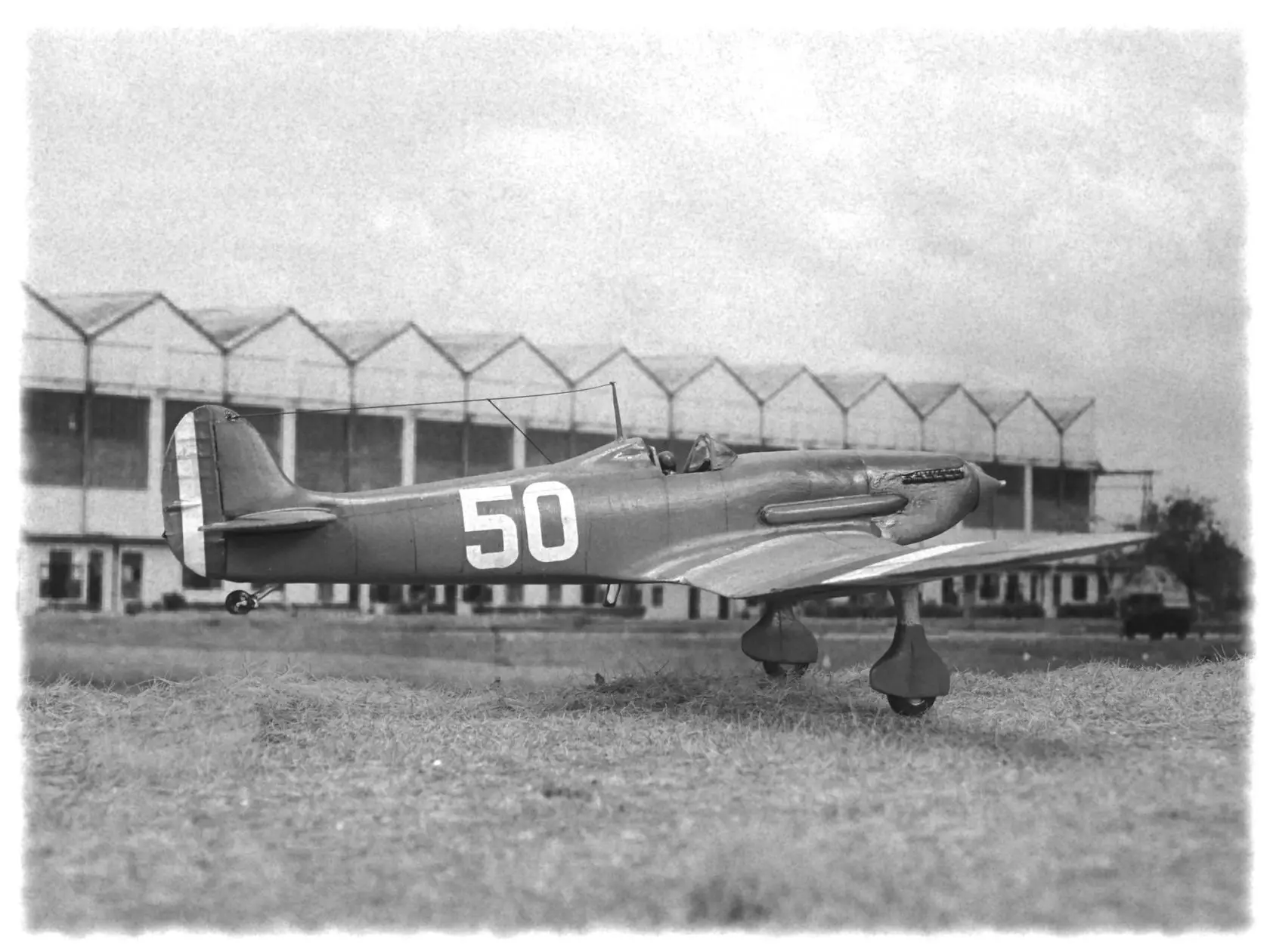 आयरलैंड आर्मी (आईरिस आर्मी एयर कॉर्प्स - आईएएएसी) बलदेननेल (बाल्डननेल), डबलिन के एयर कॉर्प्स के पहले स्काइरार्क एमके (साइड नंबर 50) 1938 का अंत।