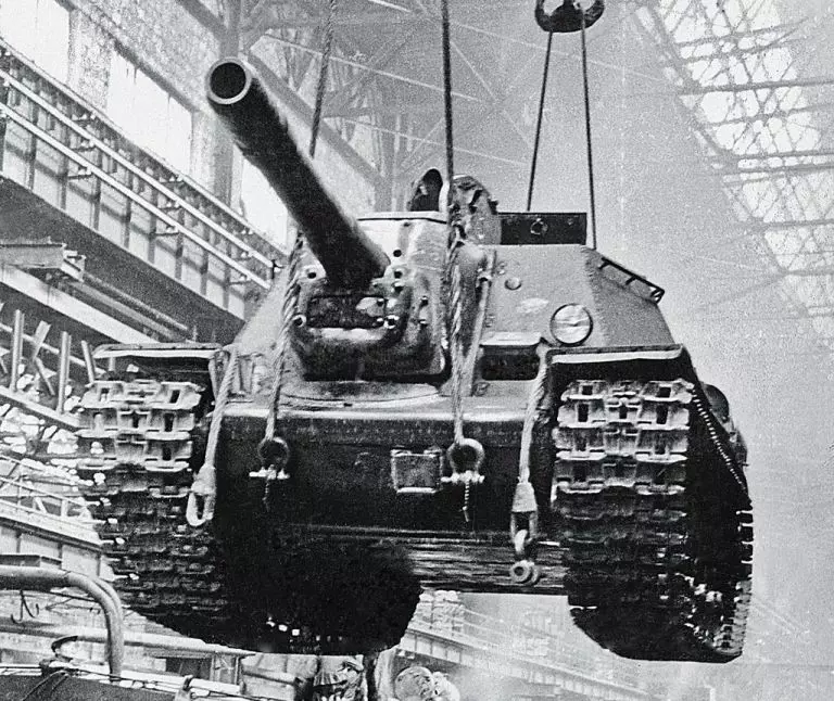 Spremni Su-152 u trgovini postrojenja za Kirov, Čeljabinsk, 1943