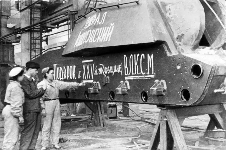 Izgradite Skupštinu slučajeva SU-152, oktobar 1943