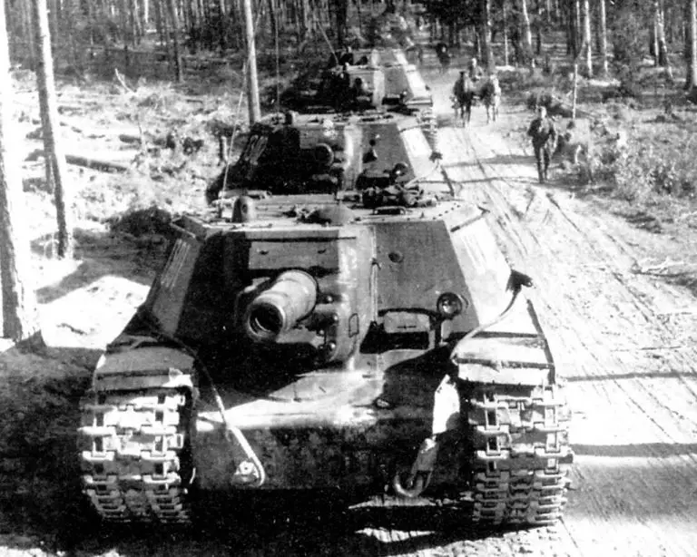 Uprkos činjenici da je do ljeta 1944. godine došlo do velikog broja ISU-152, njihovi prethodnici su nastavili sasvim uspješno primijeniti