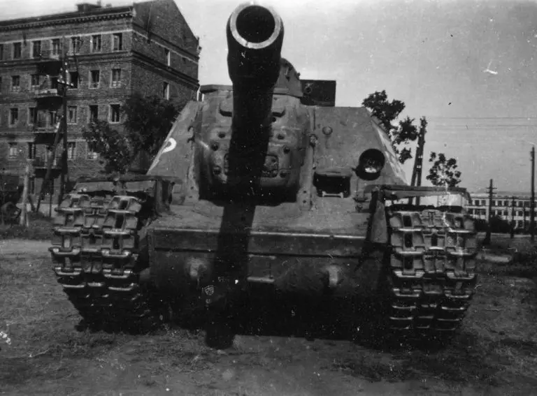 SU-152, zarobljeni od strane Nemca u ljeto 1943. godine. Kasnije je ovaj automobil bio na kummemersdorf poligonu