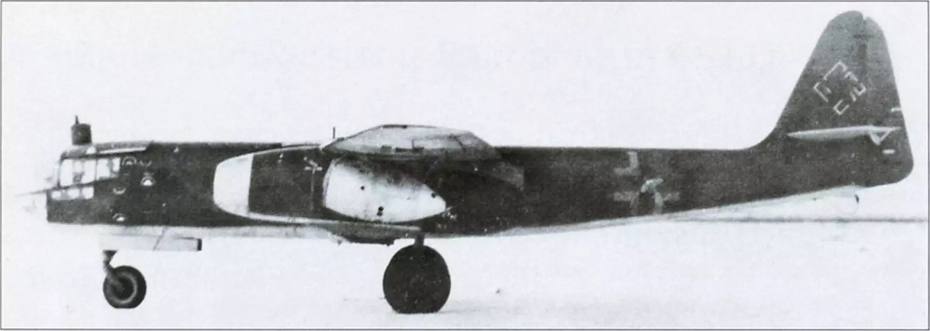 Υψηλής ταχύτητας Jet Arado AR 234 B-2 με επιταχυντές πυραύλων εκκίνησης. Στο αεροπλάνο πάνω από τα γερμανικά σημάδια αναγνώρισης των κόκκινων αστεριών