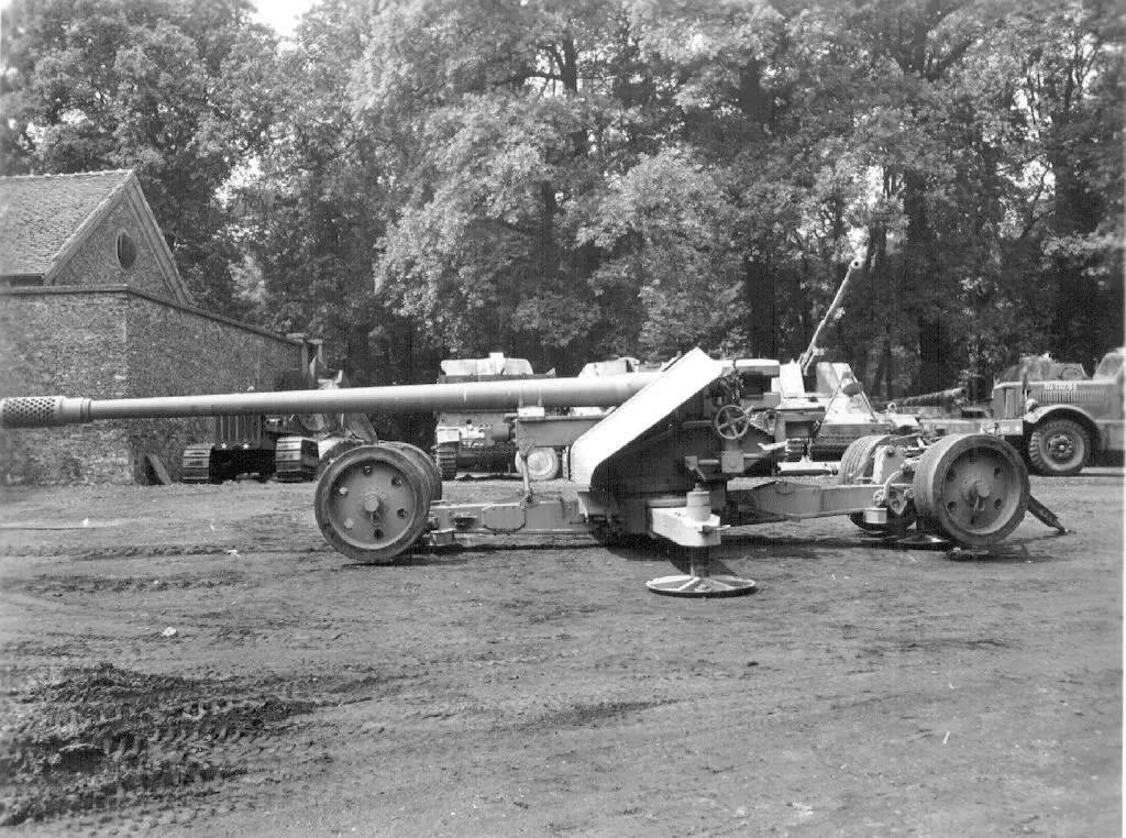 128 мм противтенков PAK 44 пиштол.