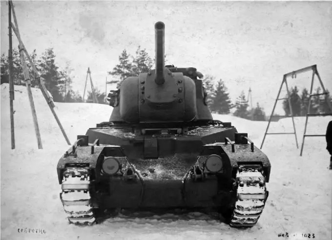 Tesztelték a Szovjetunióban. A gyalogsági tartály fegyverzete Matilda III Soviet 76.2-mm fegyvert F-96