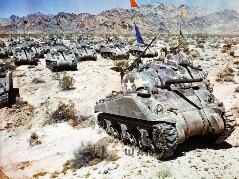 Rezervoarele celei de-a doua părți de producție pe exercițiile armatei americane, 1943. Alte părți curriculare M4A4 în armata americană nu a mers