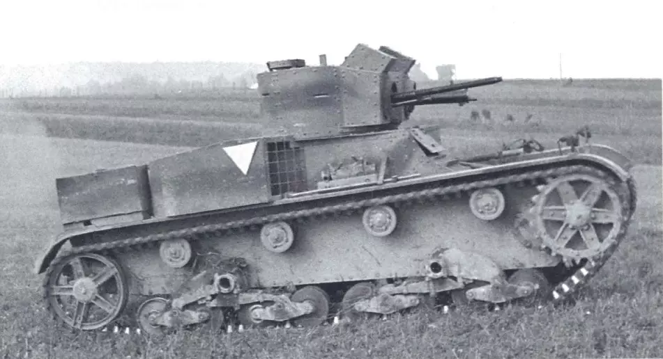 Fetuunai i Paomatua Vickers Tank Faʻailoga o le isi ma ma le faʻateleina o tagata folau, o le 13.2-MM masini fana ma 7.92-MM - i le itu tauagavale.