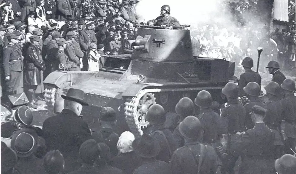 Majeshi ya Kipolishi yanajumuishwa katika mji wa Karvin wakati wa kazi ya mkoa wa Teshinsky wa Czechoslovakia (Poland walishiriki katika sehemu ya Czechoslovakia pamoja na Hitler Ujerumani), Oktoba 1938 katika picha - Vickers Tank Mark E Mbadala katika kuongezeka kwa radiators iliyopita Poland.