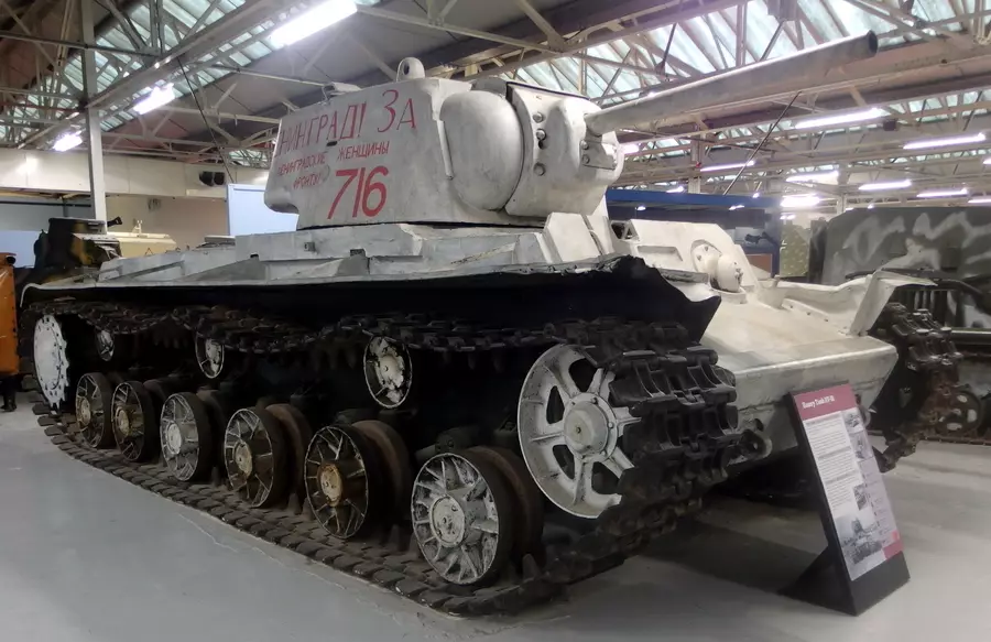 KV-1, Bovington'un zırhlı müzesinde. Kulenin üzerindeki slogan hatalar içeriyor