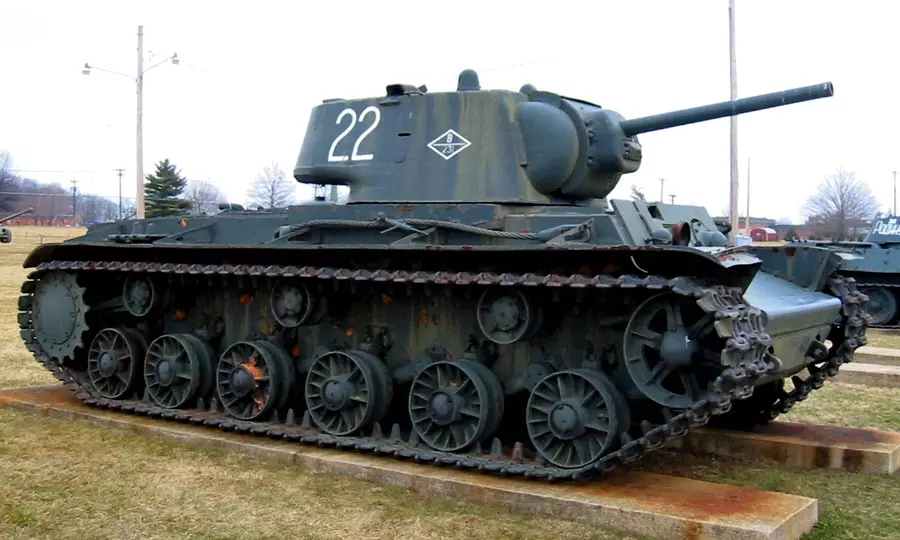 KV-1 buvusiame JAV kariuomenės muziejuje. Laituvėje bokštas į kairę nuo kambario, aptverto pleistrų, kuris uždaro mėginio išpjovą analizei. Dmitrijaus Kiyykina nuotrauka