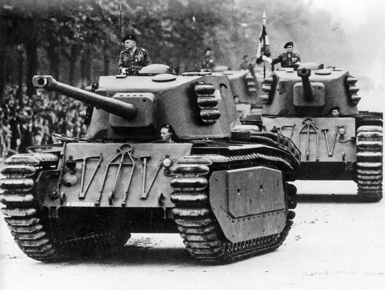 ARL 44 الخصم في العرض في الذكرى السنوية لأخذ الباستيل، 14 يوليو 1951. لقد حدث ذلك أن هذا لاول مرة في نفس الوقت أصبح أغنية بجعة