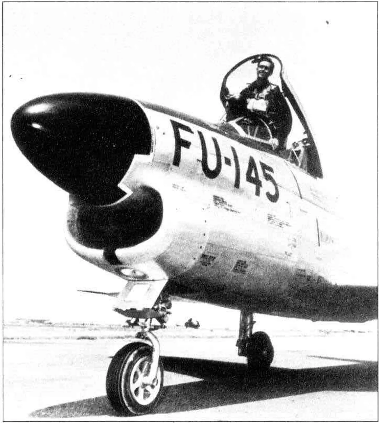 F-86D-35 vegter (ser. Aantal 51-6145) met lt.kol William Barnes in die kajuit. Die foto is geneem op 16 Julie 1953 kort ná die voltooiing van die vlug, waartydens Barnes het die wêreld spoed rekord van 1151,88 km / h