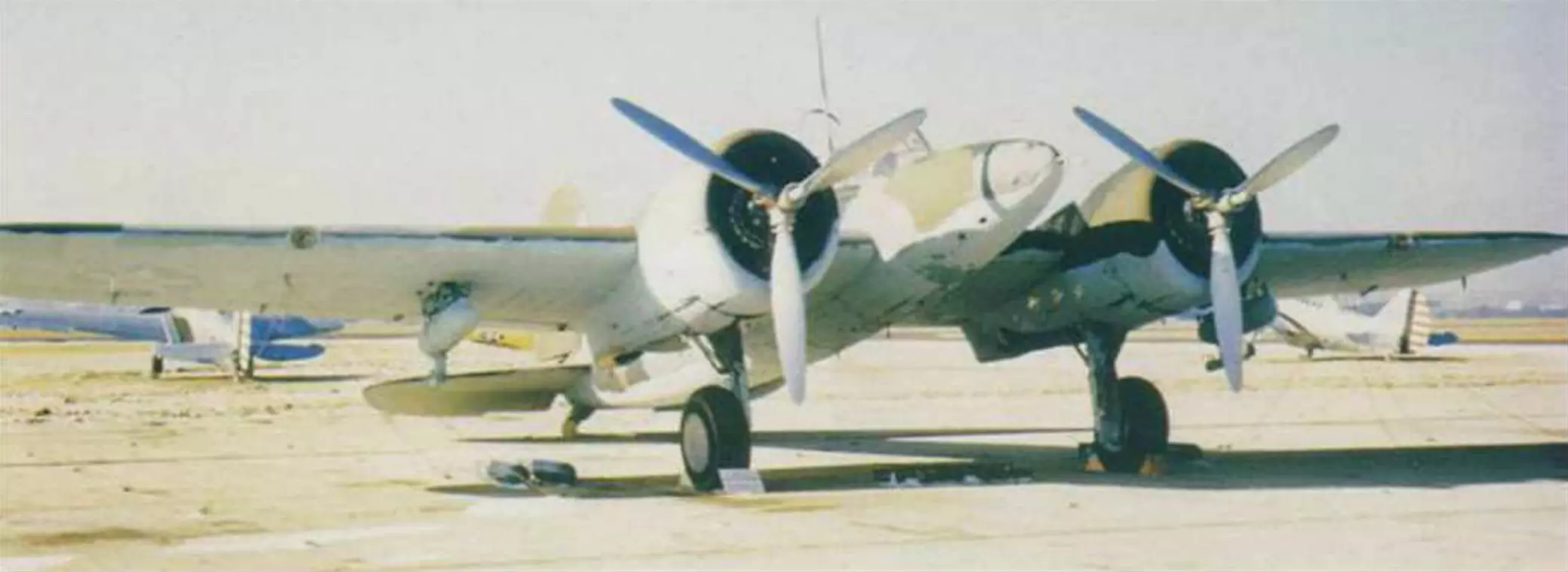 Esithombeni se-A-18, esenziwe ngoJanuwari 1940 enkundleni yokuBoll, sibonisa umshini onesikebhe sokuhlola, esivale konke ukuqokwa futhi okwakusetshenziswa kakhulu kuma-aviation maneuvers. Ngaphansi kwephiko, umshini uthwala amasilinda anama-generator kaphethiloli