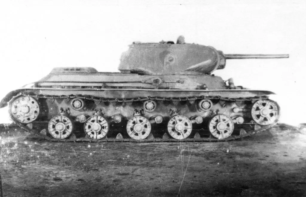 Spremnik je zamišljen s zaštitom oklopa viši od onog od KV-1, ali s masom i mobilnošću, kao i dimenzije T-34. Da, a shema od 5 valjaka posuđena je iz T-34