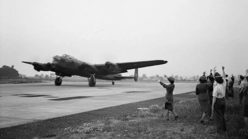 Ny baomba anglisy mavesatra "Lancaster" dia miala amin'ny fiaramanidina, Jolay 1943 bbc.com