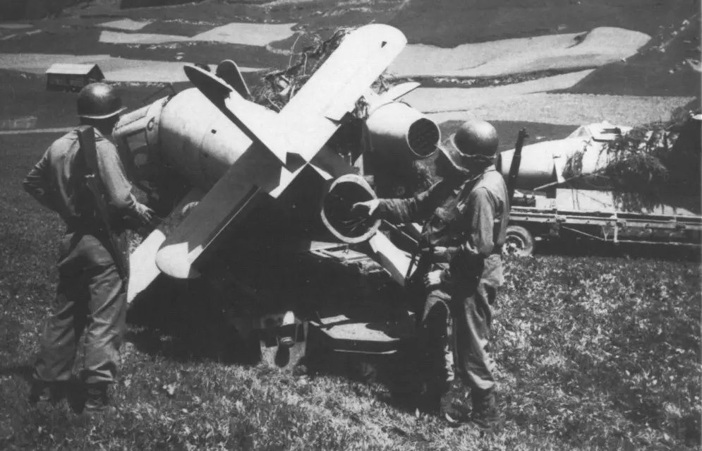 American servicemen inspect the trophy - battle rocket-block-interceptor Ba 349A-1 (NATTER). Illustration from Joachima's book "NATTER BACHEM BA 349 UND ANDERE DEUTSCHE KLEINSTRAKETENJAEGER" (1989)