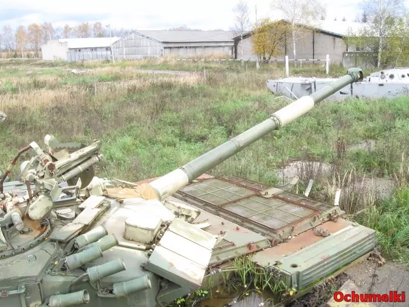 Et verktøy 2A66 av en av de konserverte tankene. Photo MilitaryRussia.ru.