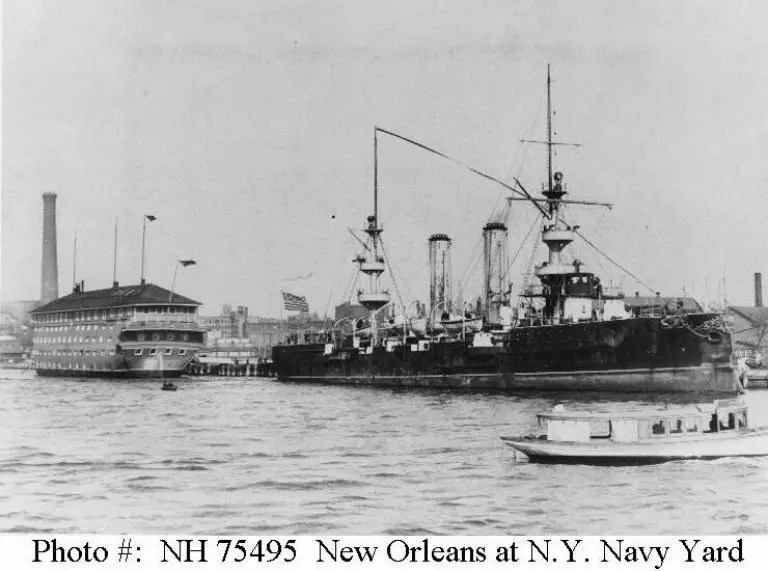 USS New Orleans mouye nan Naval SHIPYARD nan New York nan mwa avril 1898 imedyatman apre yo rive soti nan Angletè. Pran bato USS Vermont sou bò gòch