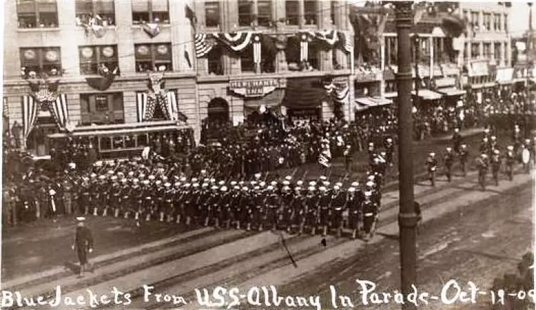 Dənizçilər uss albany. San-Fransisko, Kaliforniya, 19 oktyabr 1909-cu il tarixində Portolat Festivalı zamanı paradda.