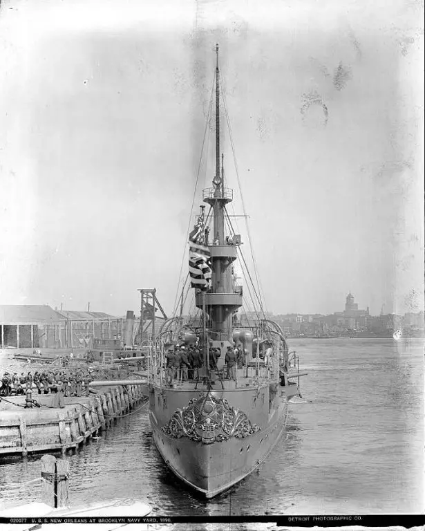 View nan soti nan Stern a sou USS New Orleans Cruiser a nan Brooklyn Marin Yard nan 1898 yon ti tan apre komisyonin