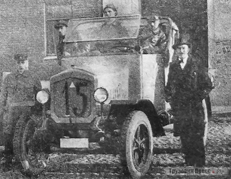 En halvkammerbil Hansa-Lloyd L2 Cœur-som i starten av den første all-russiske Autochega. Moskva, 1923.