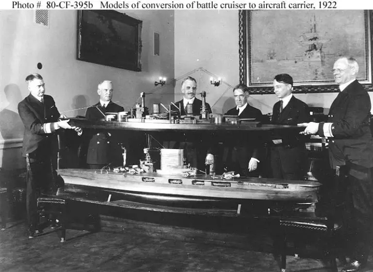 Nõukogu admiral d.u.teylor ja nõukogu admiral j.k.Robison hoiab lineaarse kruiiseri mudelit õhusõiduki vedaja mudelile, kus nad kavatsevad Cruiser'i ümber ehitada, 8. märts 1922