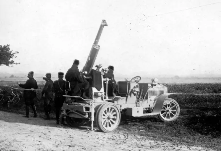 AutoCanon de 75mmer Mll 1913. Et waren nëmmen 236 Installatiounen aus wéi 57 Batterien geformt hunn.